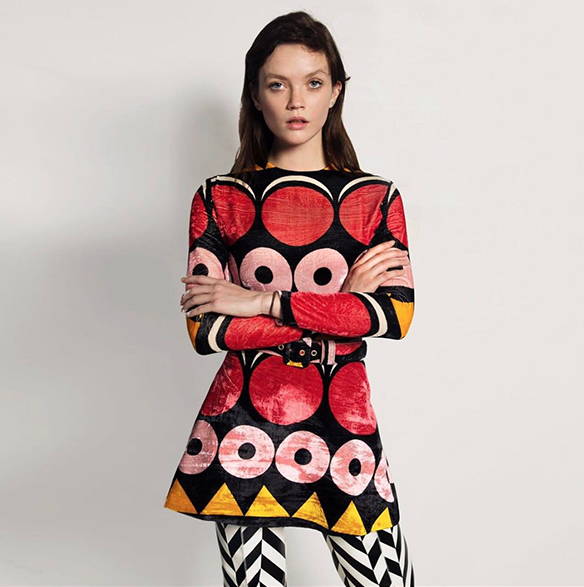 María Escoté – Colgadas de una percha