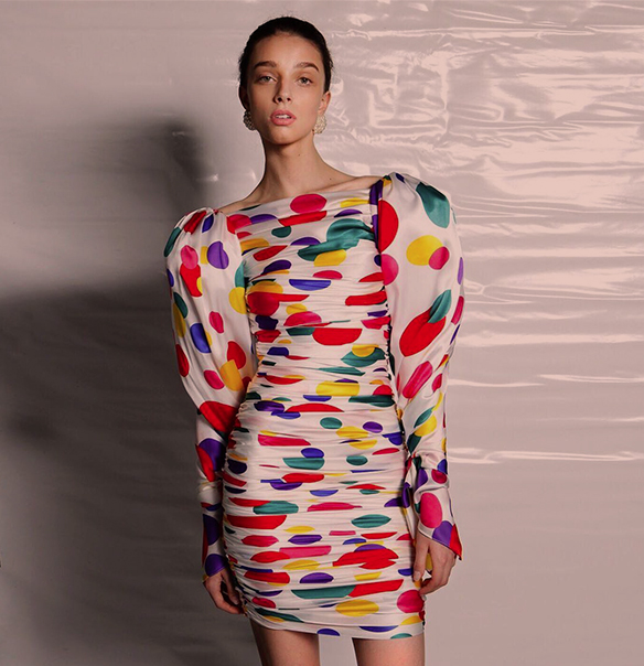 María Escoté – Colgadas de una percha