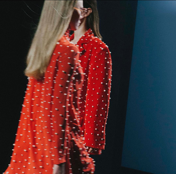 María Escoté – Colgadas de una percha