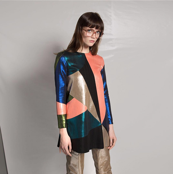 María Escoté – Colgadas de una percha